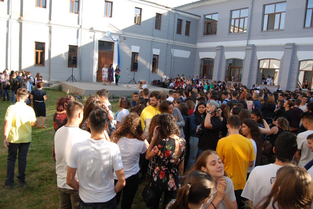 Deschidere de an școlar fără oficialități, la Colegiul Naţional „Radu ...