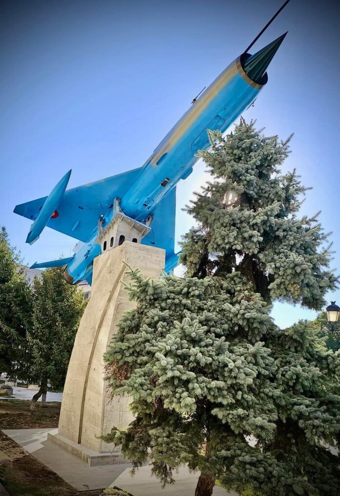 Caracal onorează aviația: un MIG21 amplasat în fața Casei Armate - Gazeta Oltului